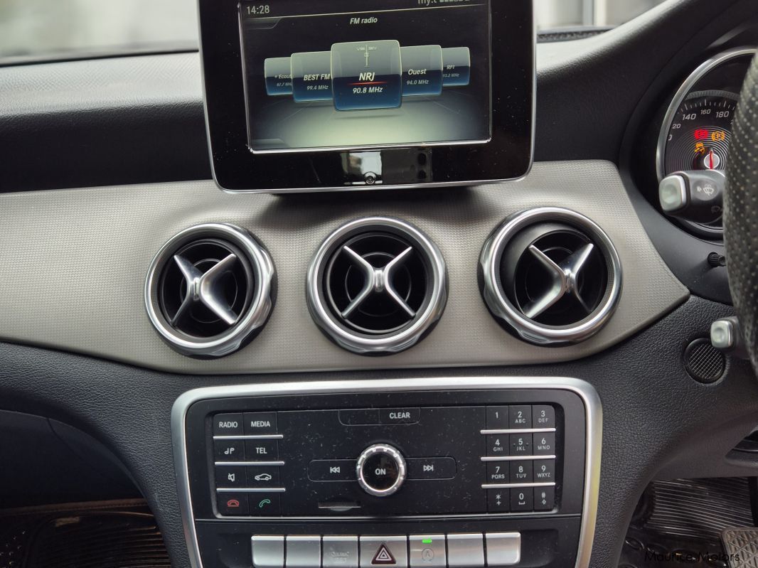 Used Mercedes-Benz GLA 180 URBAN | 2018 GLA 180 URBAN for sale | Vacoas ...